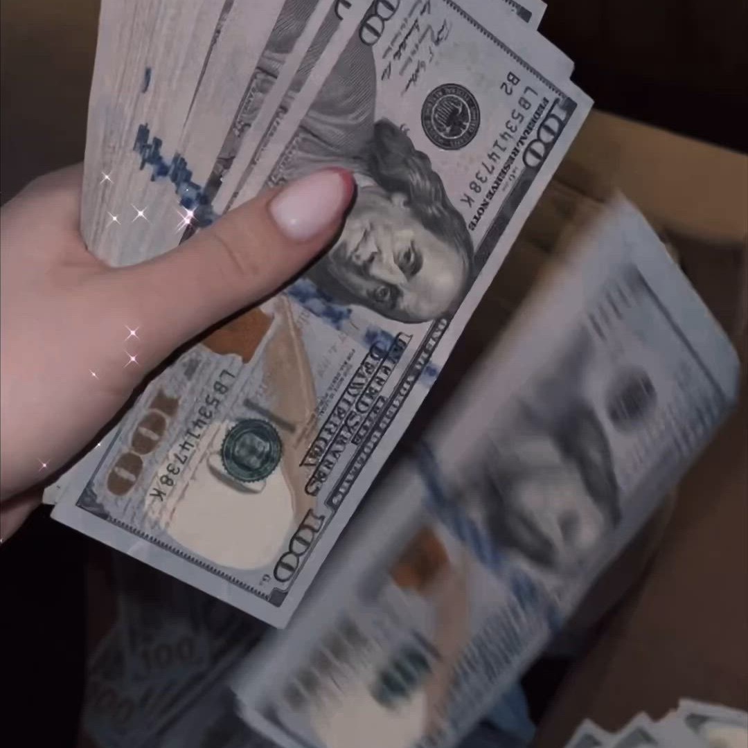 Holding Money Pfp by hayden.0